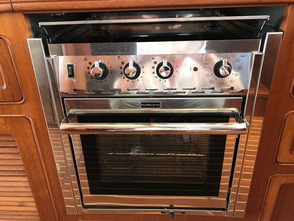 Detail Force 10 cooker - Selene Ocean Yachts