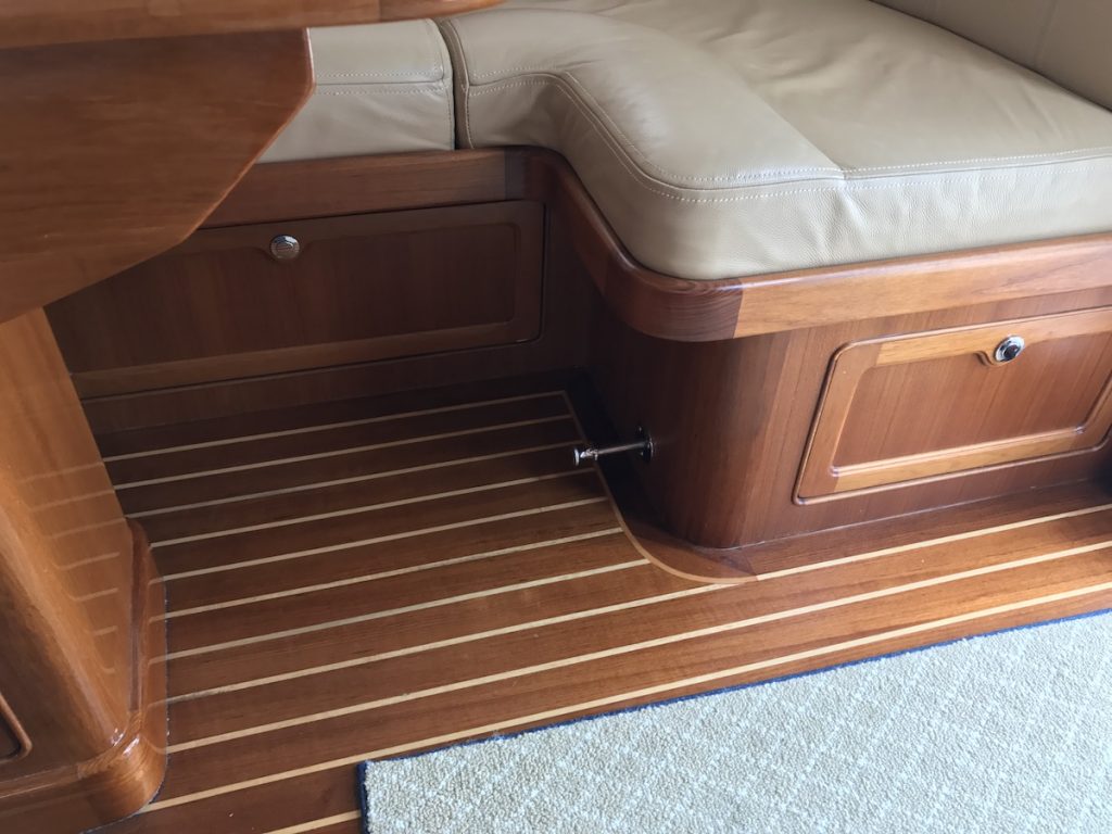 Detail lazarette hatch lock system - Selene Ocean Yachts